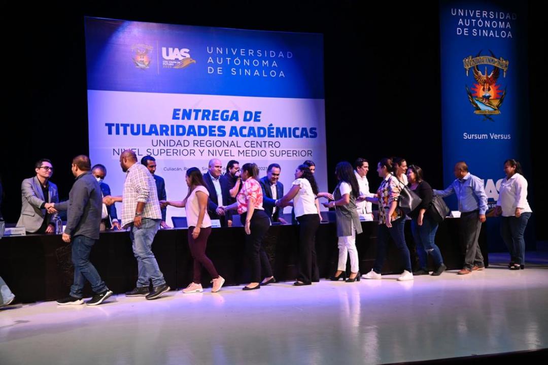 Rector encabeza entrega de 983 titularidades a docentes de 12 escuelas