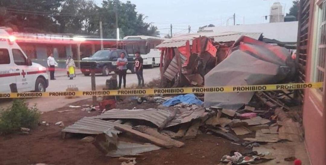 Ebrio choca contra vivienda y mata a madre e hijo